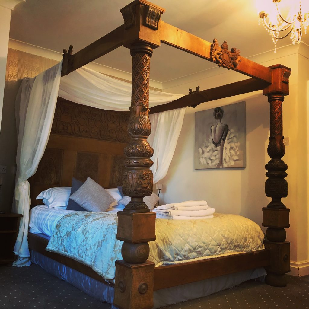 Accommodation – Crooked Inn